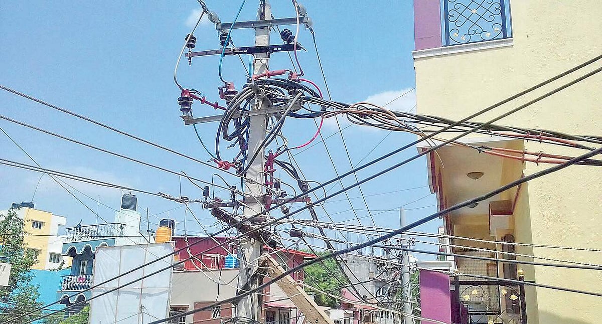 SPDCL orders ISPs to free poles from dangling wires