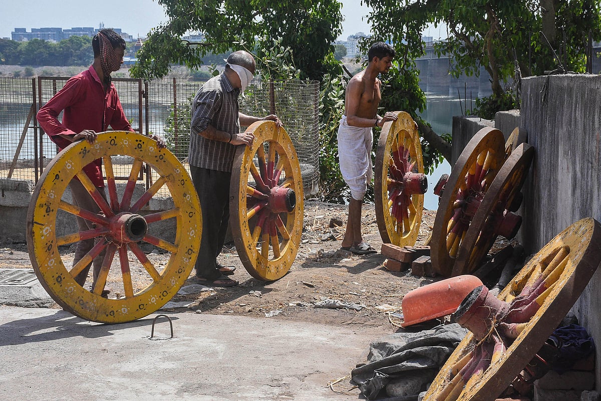 Chariot journey delayed as wheel cracks stall Baladevjew Temple procession
