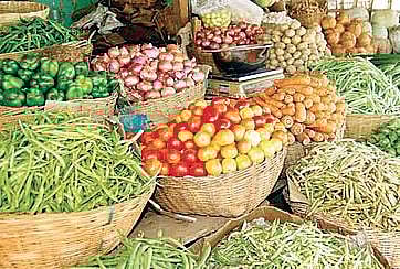Cyclone: Vegetable price soars in Odisha markets as consumers resort to ...