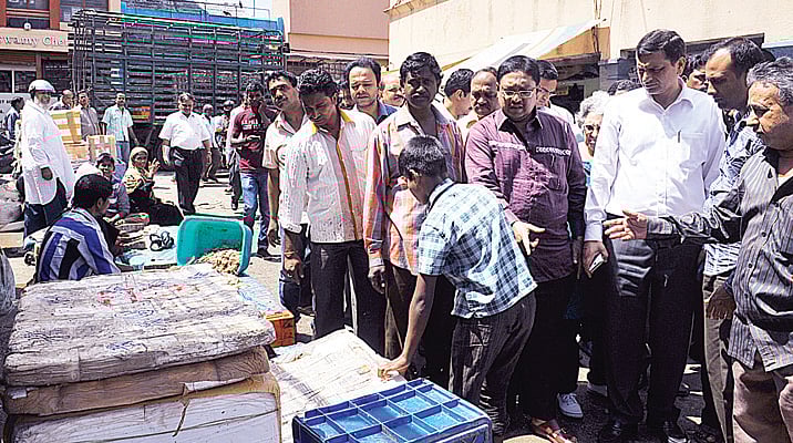Mandur villagers block garbage trucks, again
