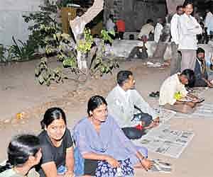‘Night vigil’ for LKG application forms at DAV Senior Second