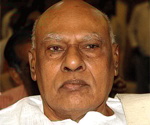 Helpless Rosaiah seeks CBI probe