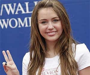 Miley Cyrus walks for cancer charity