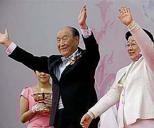 Rev. Moon marries thousands in global wedding