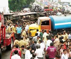 One killed, many hurt in tanker-bus smash
