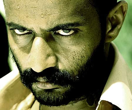 Kishore keeps his uniform on, in Howrah Bridge