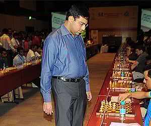Anand plays chess with 40 mathematicians