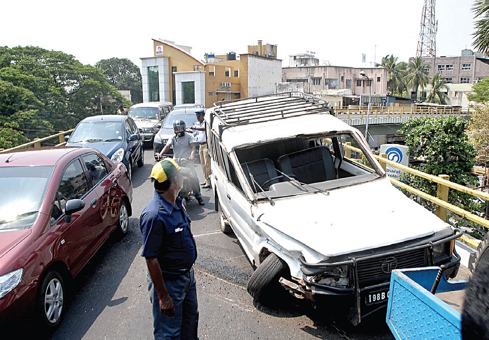 Driver falls to death off flyover