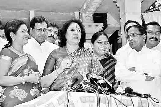 Seemandhra leaders vie for new capital in their districts