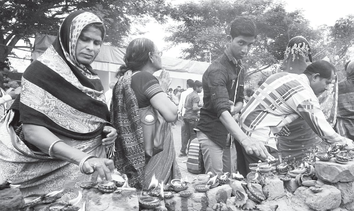 Sea of Devotees Floods Kuakhai Banks