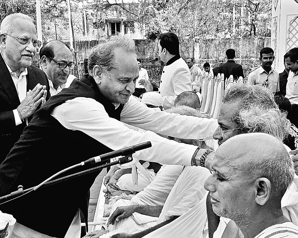 \'Let Us Pledge to Work Together and Make World a Better Place\'