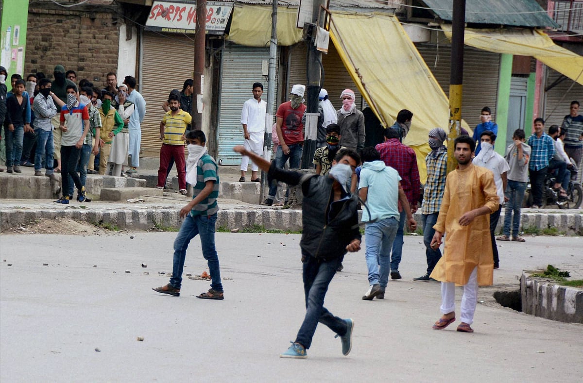 Protests in Srinagar After Friday Prayers, Pakistan Flags Waved