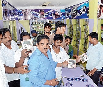 Pirated CDs of \'Baahubali\' Seized