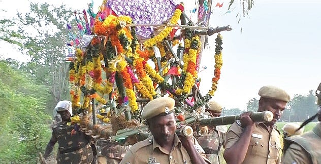 Three-day Drama Over Dalit\'s Final Rites End as Cops Turn Pallbearers