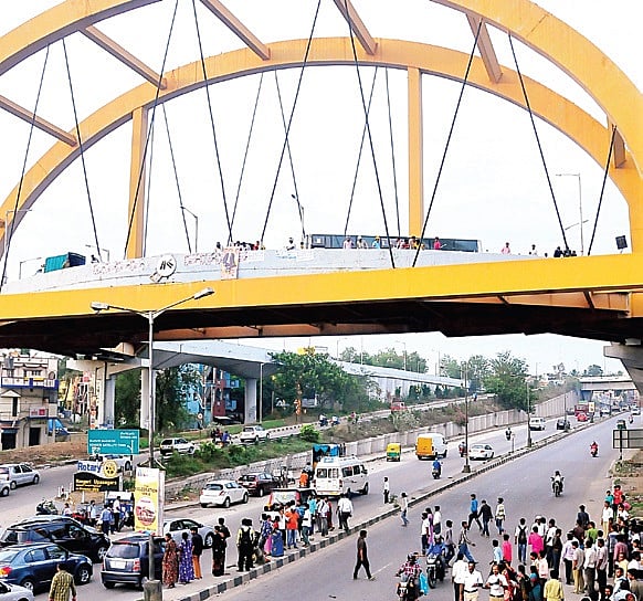 Two scooterists flip to death from flyover in Bengaluru