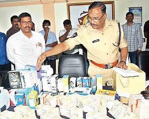 \'Rice-pulling\' gang offers coin, dupes man of Rs 50 L