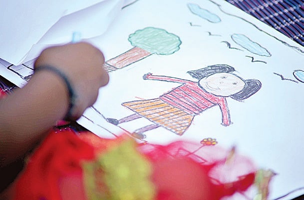 A roadshow of kids\' drawing skill in Kannagi Nagar