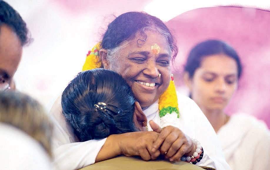 Thousands get Amma's darshan