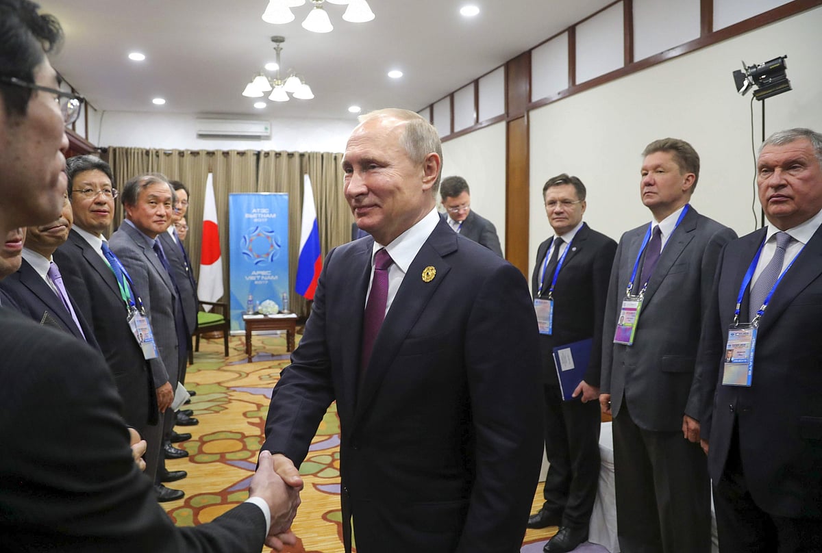 Russian leader Putin, US President Trump share brief handshake at APEC ...
