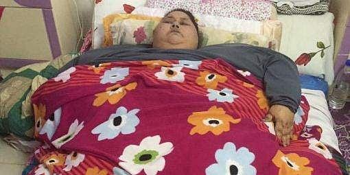 500 kg Egyptian woman lands in Mumbai, lifted by crane