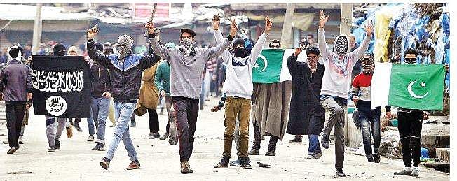 After Army chief’s warning, Pakistani, ISIS flags waved in Srinagar