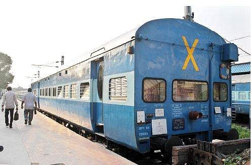 Automatic door locking mechanism in Rajdhani, Shatabdi trains