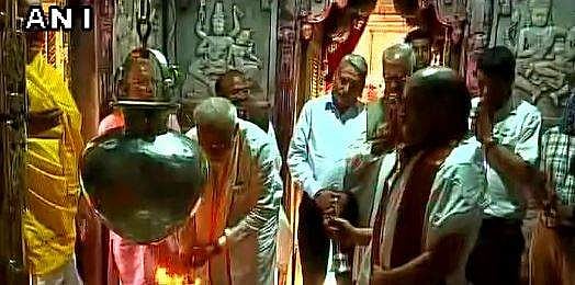 PM Modi offers prayers at Kashi Vishwanath temple