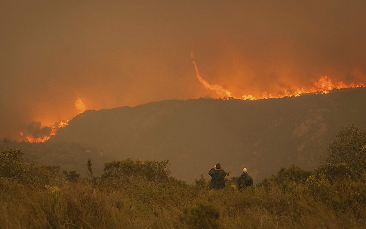 10,000 evacuated, 4 dead as fires engulf South African town