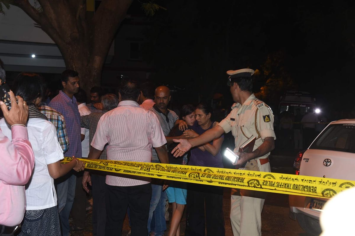 Gauri Lankesh’s CCTV footage: Helmeted man in black jacket shots her
