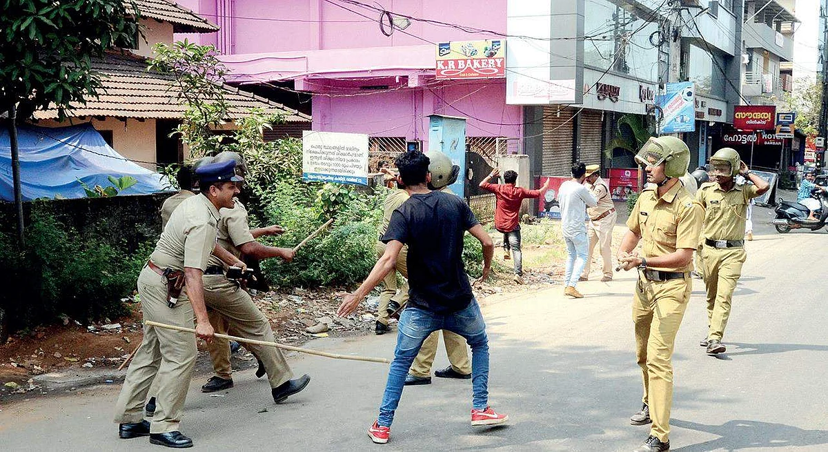 UDF hartal turns violent in Perinthalmanna UDF hartal turns violent in Perinthalmanna
