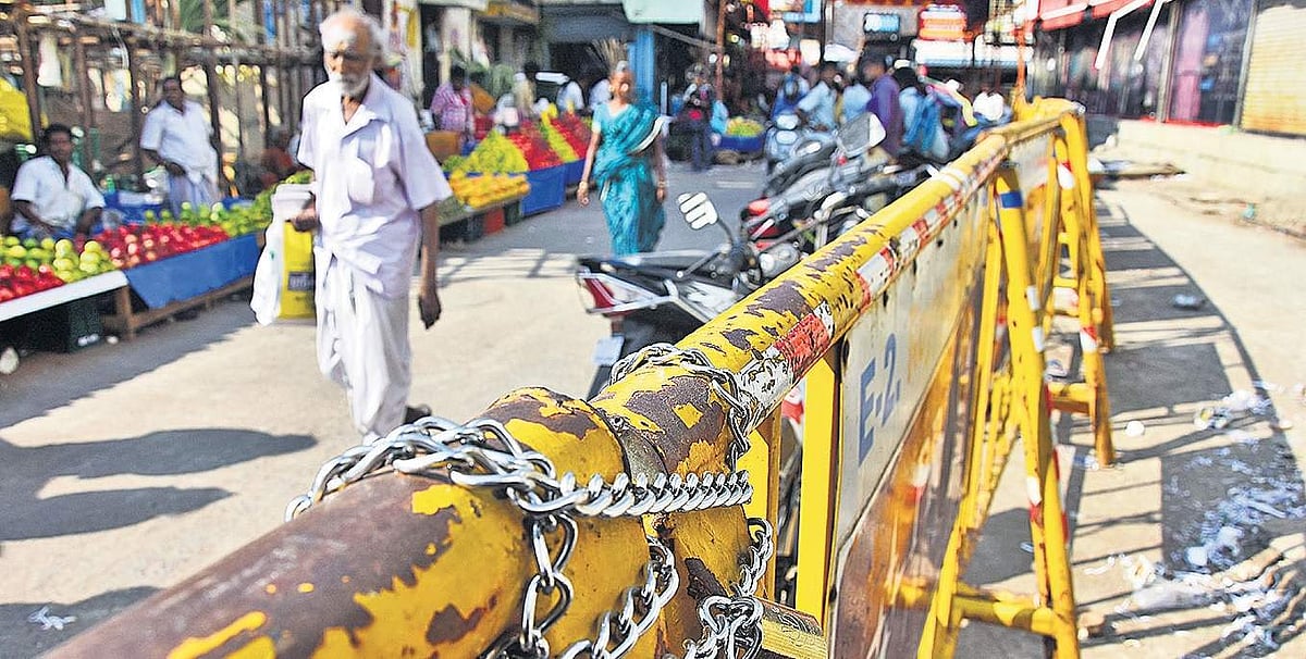 Damaged barricade puts commuters’ lives at risk