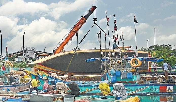 Kasimedu fishing harbour comes to halt amid southeast monsoon warning ...