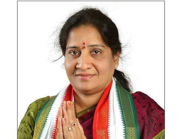 MLC Akula Lalitha ‘teaches lesson’ to Telangana Congress leaders