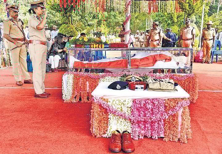 Gupta Shetty Halli bids tearful adieu to IPS officer Madhukar Shetty