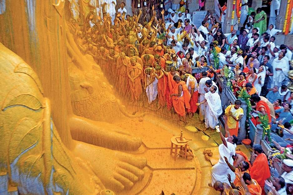 Karnataka CM Siddaramaiah refuses doli, scales Vindhyagiri Hills by foot