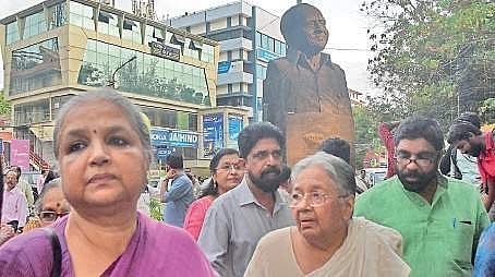 P Bhaskaran stands tall at Manaveeyam Veedhi