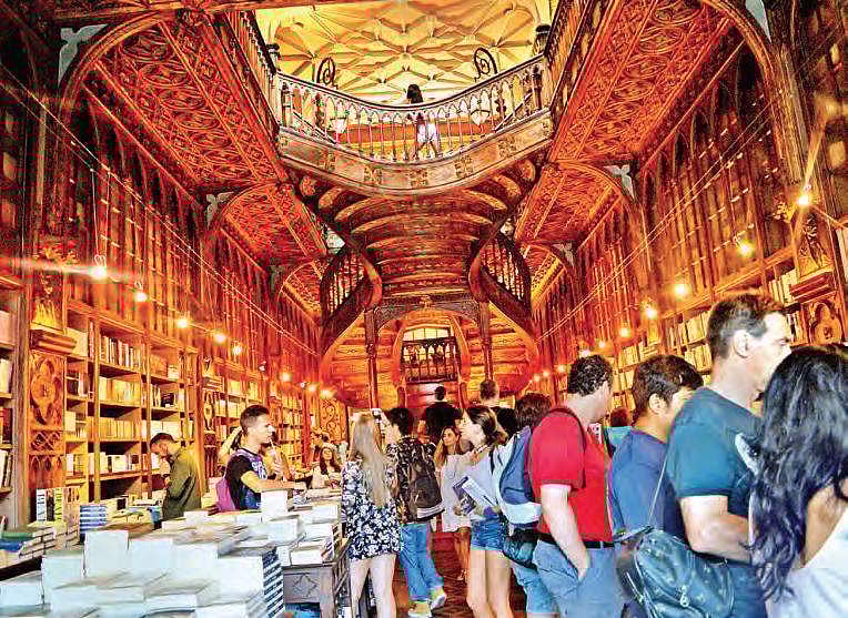 Pick a book in Porto!