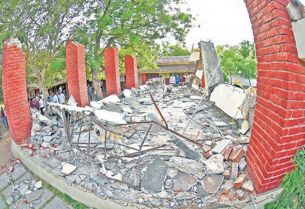 School roof collapses; 2 children killed, 5 injured