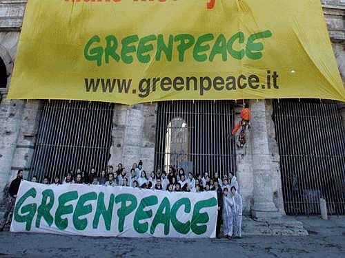 Greenpeace 'occupies' Indonesia palm oil plant with rock band