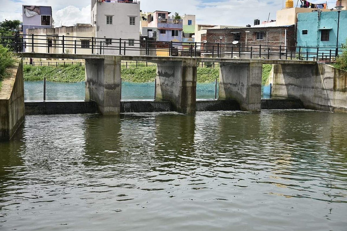 Surplus water from Parthipattu lake flood houses in Avadi, Ambattur and ...