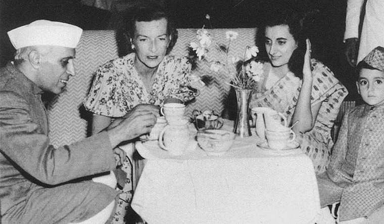 When a crowd out to see Nehru in Singapore knocked over Edwina ...