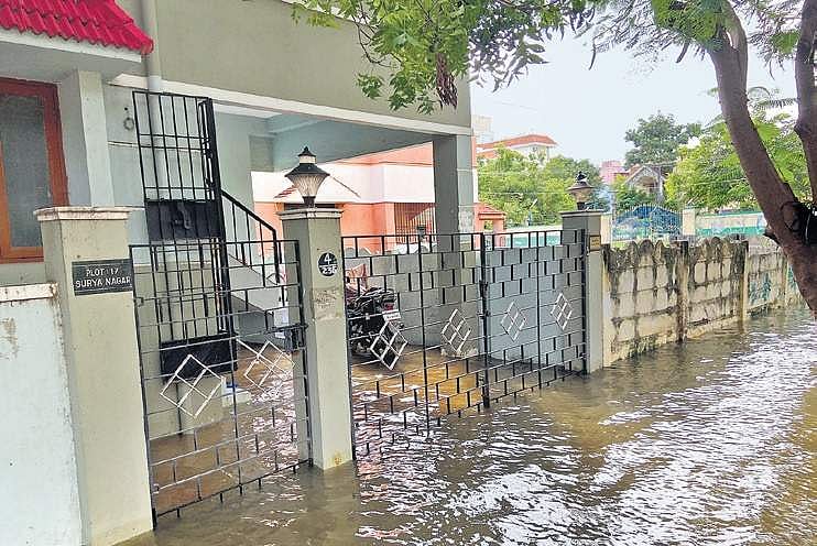 Sitheri Lake bund breach floods Medavakkam