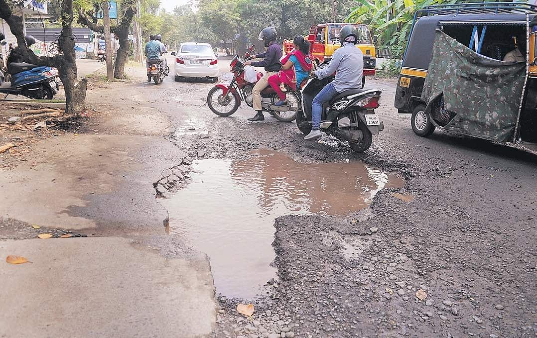 Priest fractures leg after falling into pothole; corporation draws flak