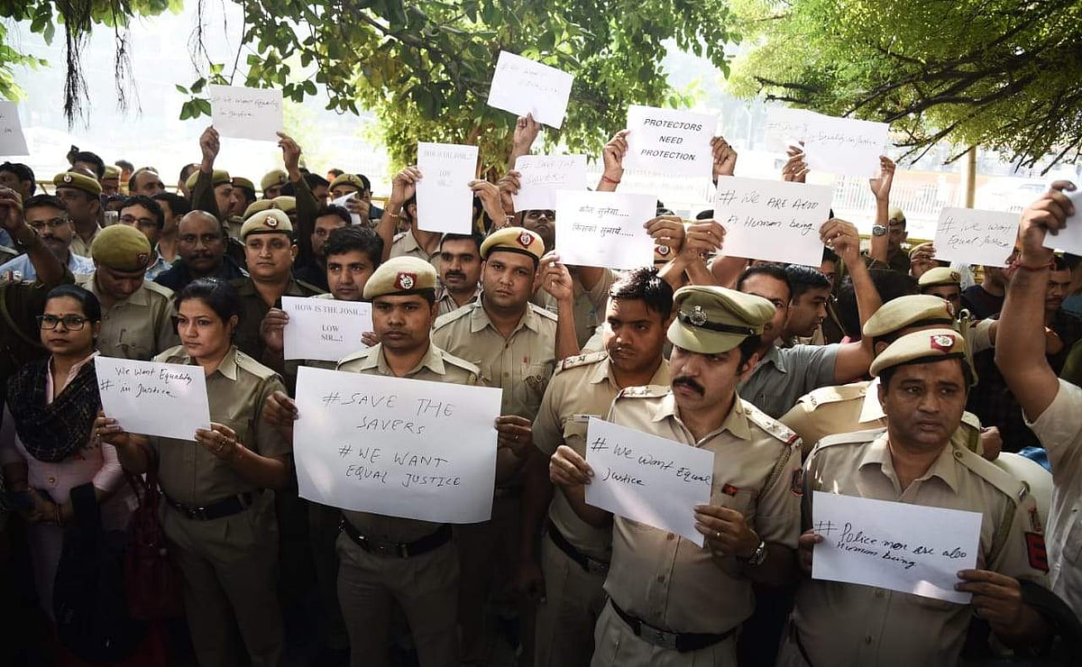 Delhi police ends protest, ex-gratia of Rs 25,000 announced for injured ...