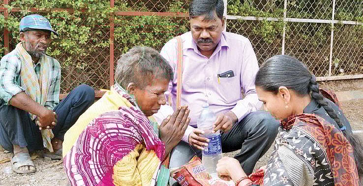 Karnataka couple on a roti mission, feed the needy