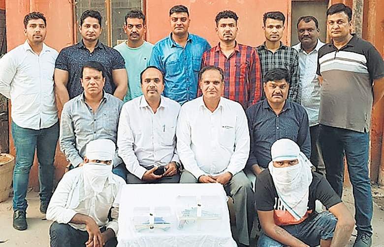Flashy gangsters who posed with arms held