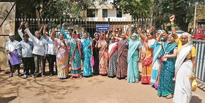 Hukkeri villagers seek relocation of liquor shop