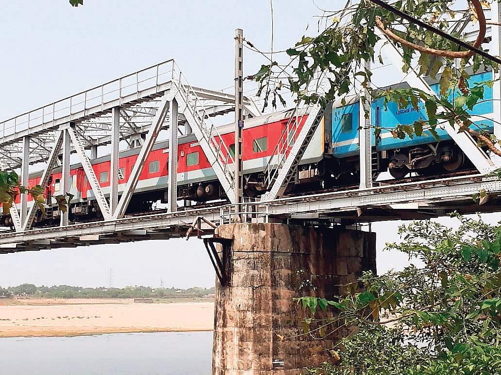 Rajdhani coaches detach, get stranded on Kathajodi bridge