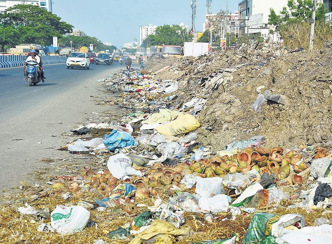 Garbage lies uncleared for a year near Eachangadu-Keelkattalai junction