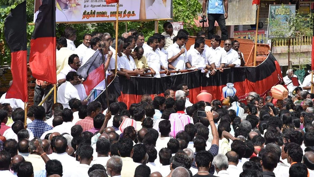 Tamil Nadu water crisis: DMK protests, AIADMK seeks rain Gods' blessings Tamil Nadu water crisis: DMK protests, AIADMK seeks rain Gods' blessings